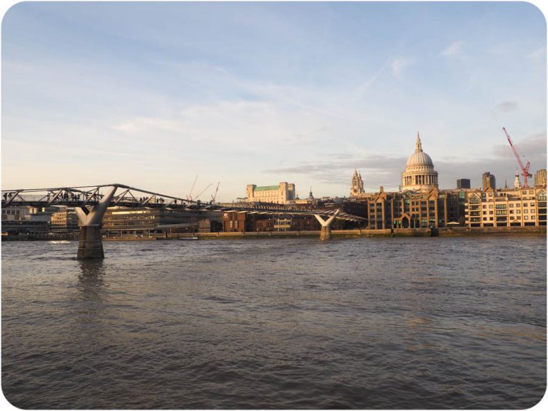The Queen's Walk & London Eye • Mellzah