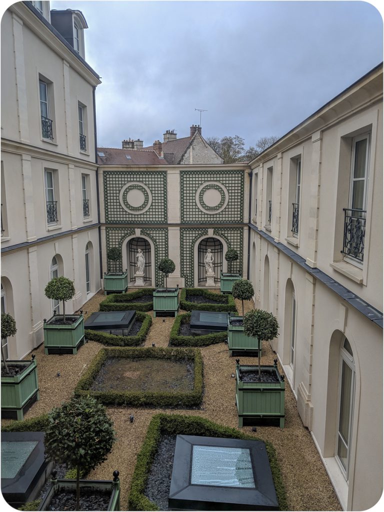 Chantilly: Watch me whip, watch me neigh-neigh • Mellzah